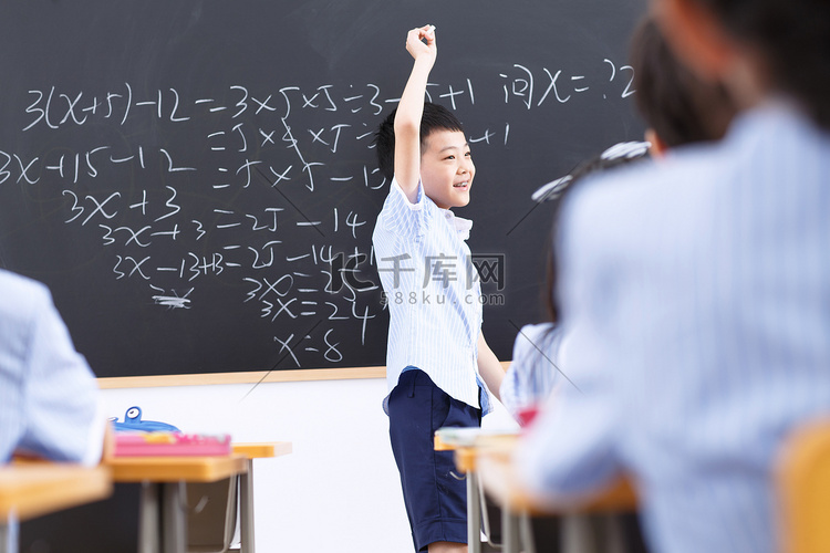 小学生在教室里高清摄影大图-千库网