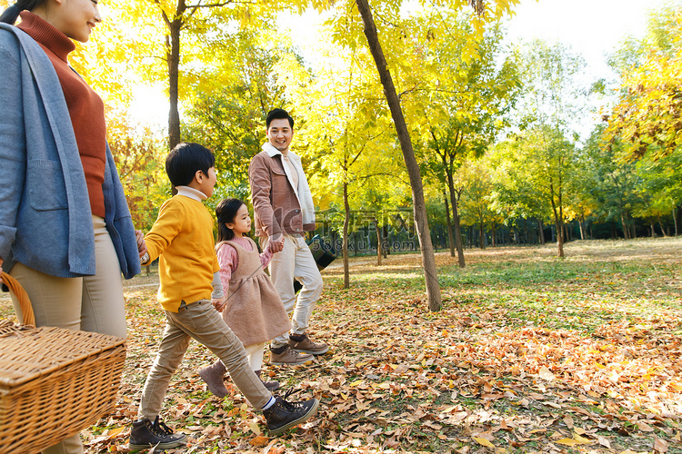 幸福家庭在户外玩耍高清摄影大图-千库网