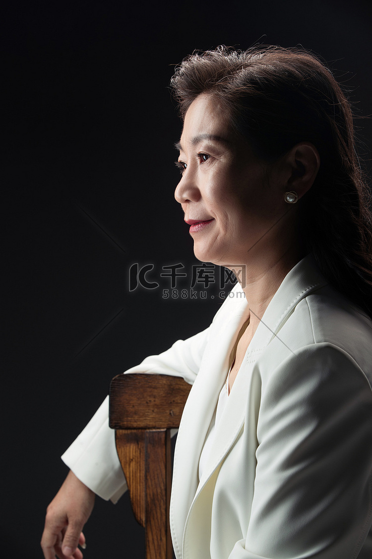 坐在椅子上思考的商务女士高清摄影大图-千库网