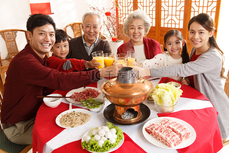 幸福家庭过年吃团圆饭高清摄影大图-千库网