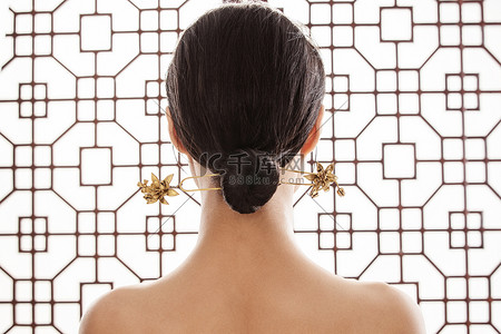 梳着中式发髻的东方女人背影高清摄影大图-千库网