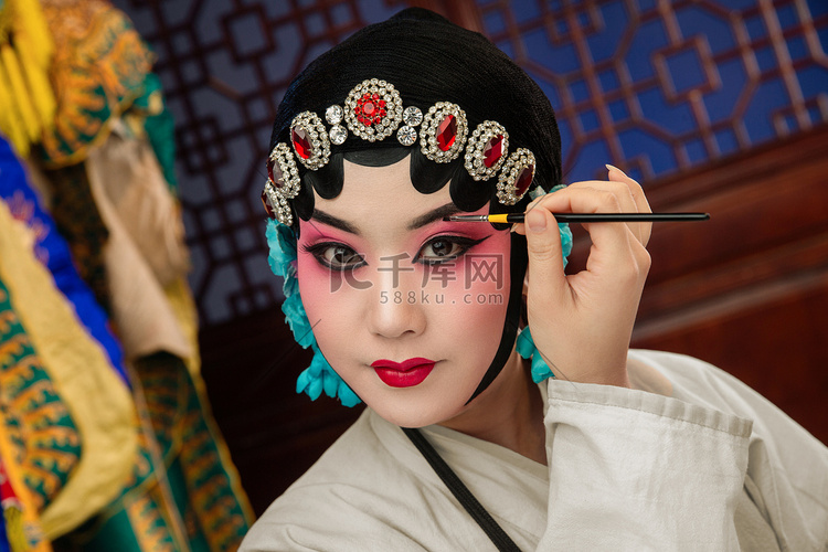 女京剧演员后台化妆高清摄影大图-千库网