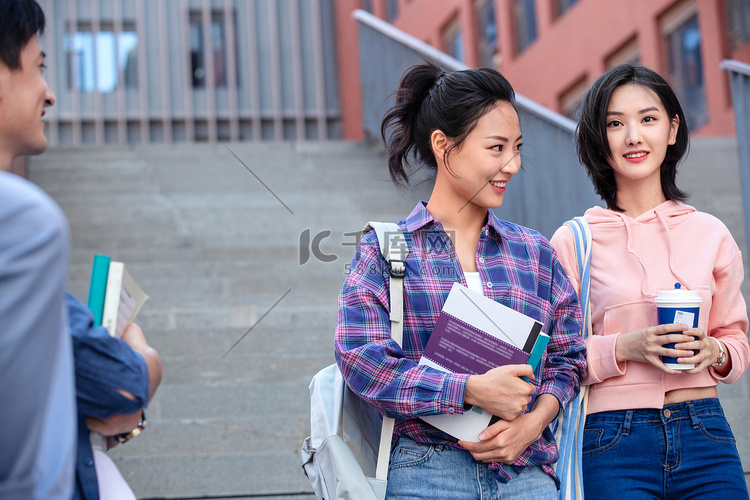 刚下课的大学生在校园里高清摄影大图 千库网