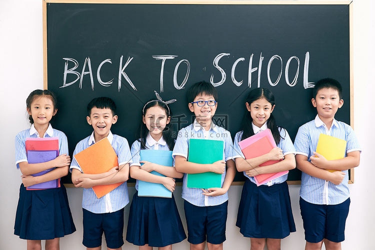 可爱的小学生在教室里高清摄影大图-千库网