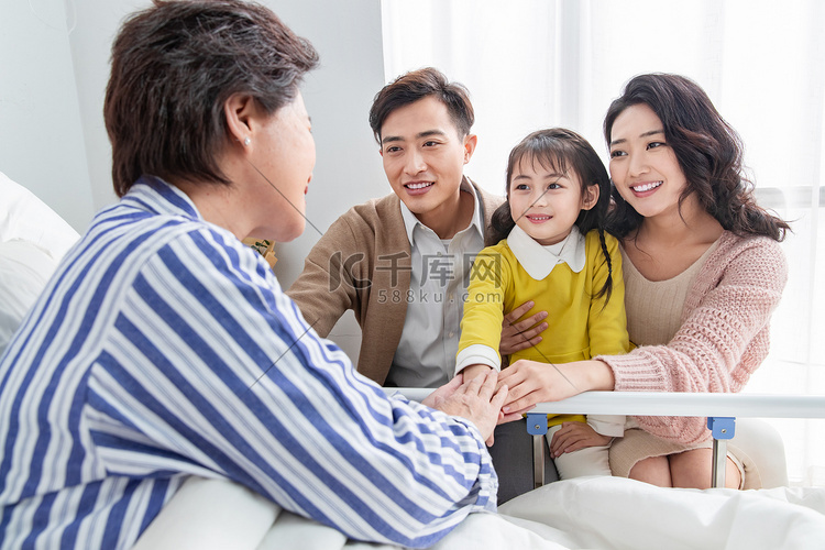 一家三口探望生病的老人高清摄影大图-千库网