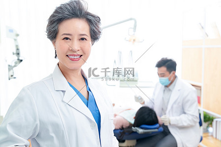 医务工作者在诊疗室高清摄影大图-千库网