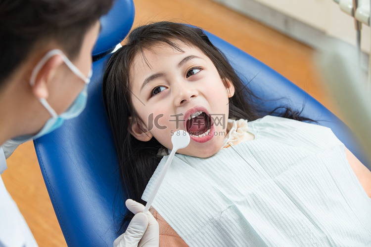 可爱的小女孩和牙科医生高清摄影大图-千库网