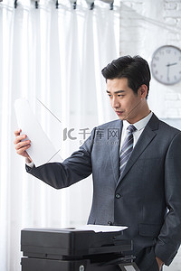 青年商务男人在办公高清摄影大图-千库网