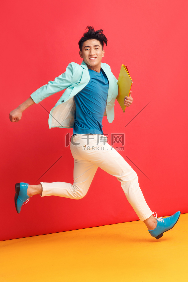 青年男人奔跑高清摄影大图-千库网
