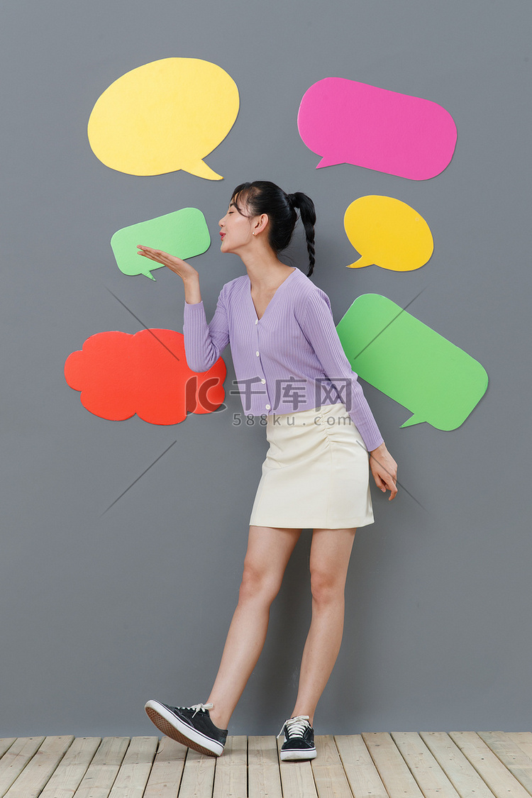 站在对话框前面的快乐女孩高清摄影大图-千库网