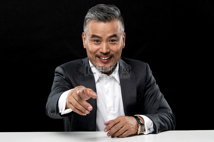 伸手指的成熟商务男士高清摄影大图-千库网