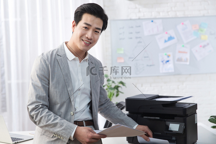 青年商务男人在办公高清摄影大图-千库网