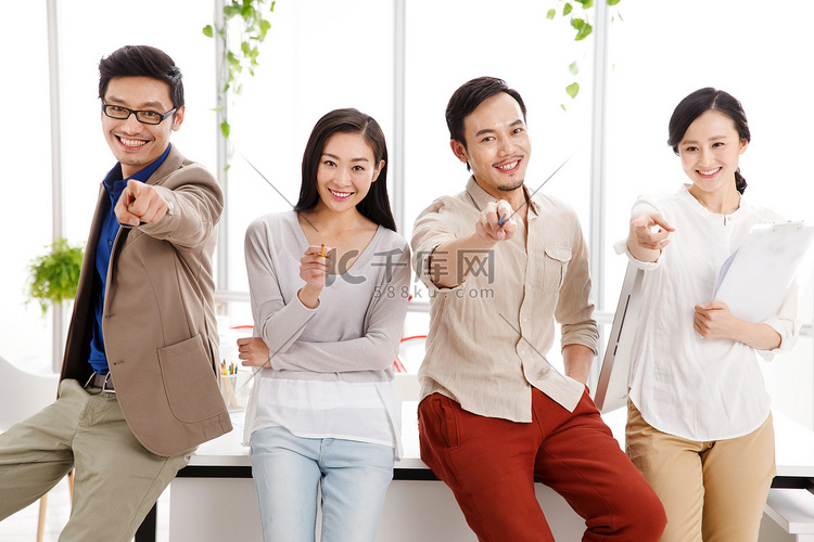 休闲的商务男女在办公室高清摄影大图-千库网