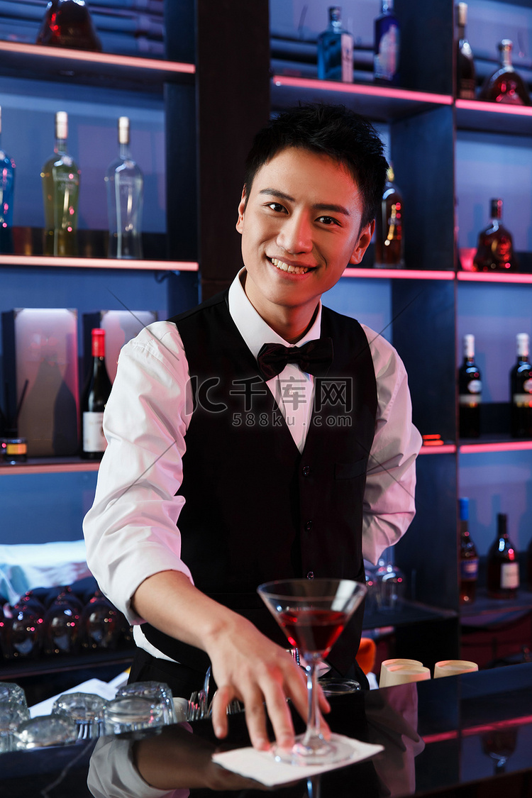 酒吧调酒师高清摄影大图-千库网