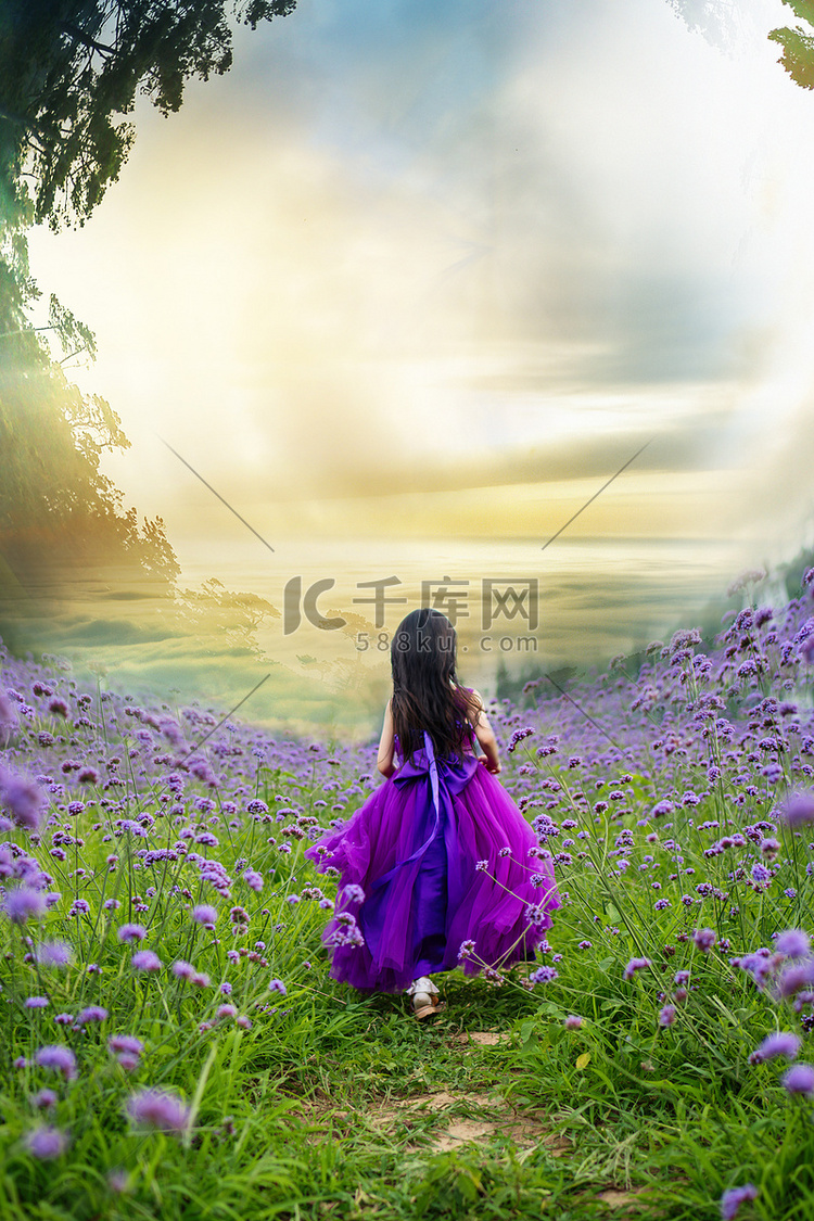 小女孩走在花海里高清摄影大图-千库网