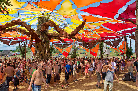 Ozora，匈牙利-8 月 1 日： 人们在 Ozora 节上跳舞高清摄影大图-千库网