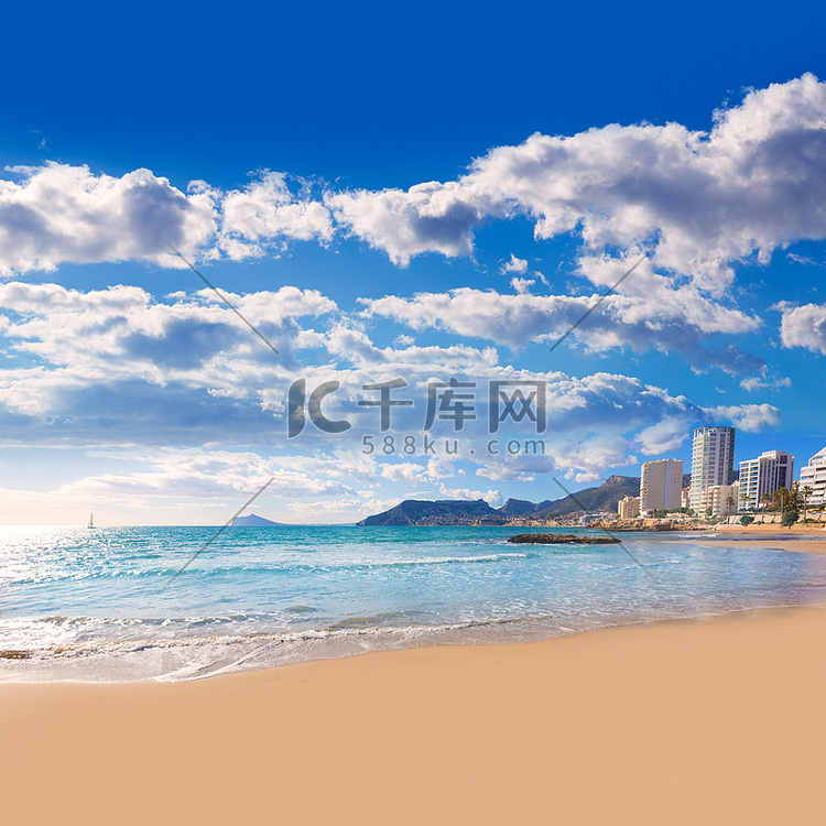 在 Penon Ifach 阿利坎特附近的 Calpe Cantal Roig 海滩高清摄影大图-千库网