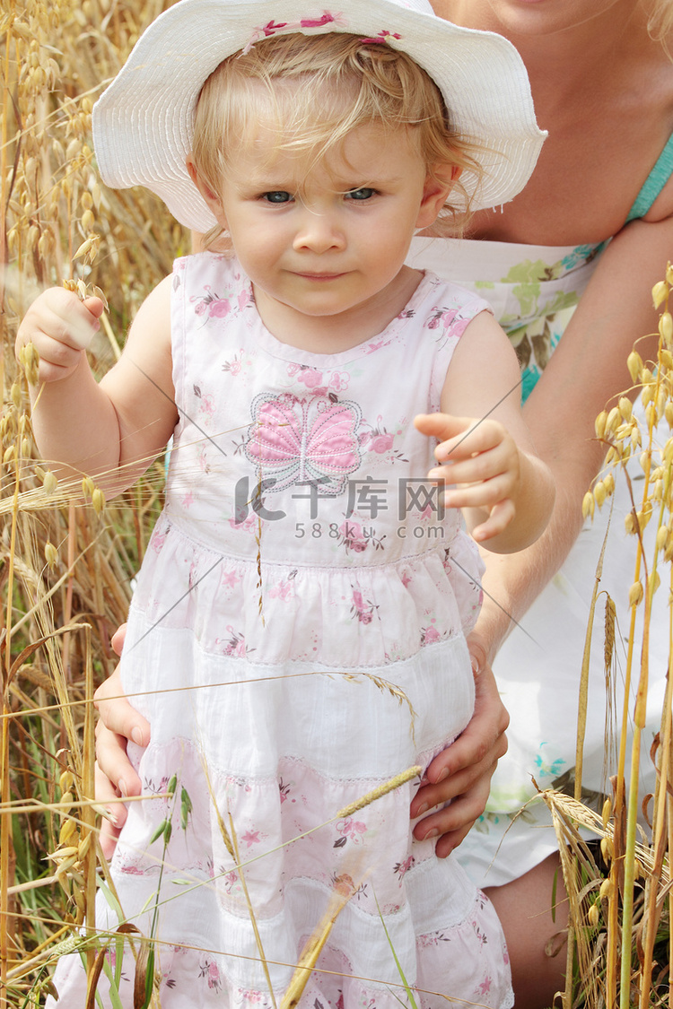 妈妈带着孩子在田里高清摄影大图-千库网