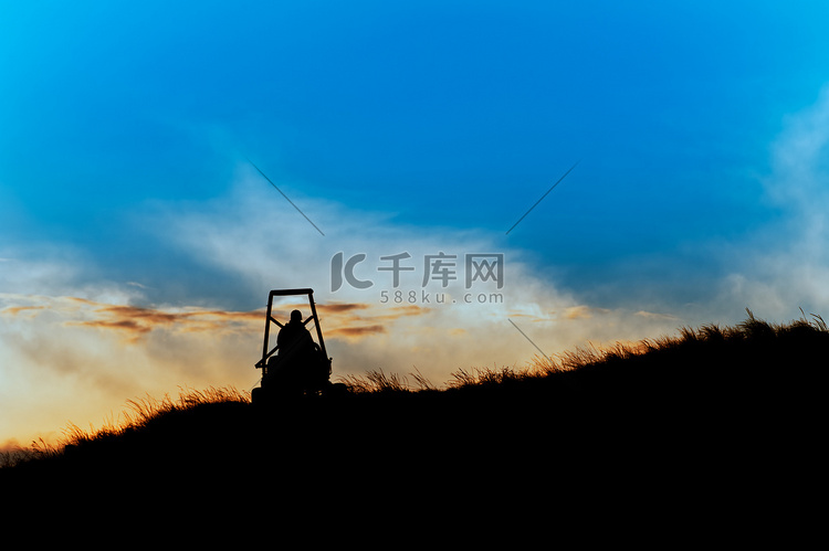 晨光中的割草机剪影高清摄影大图-千库网