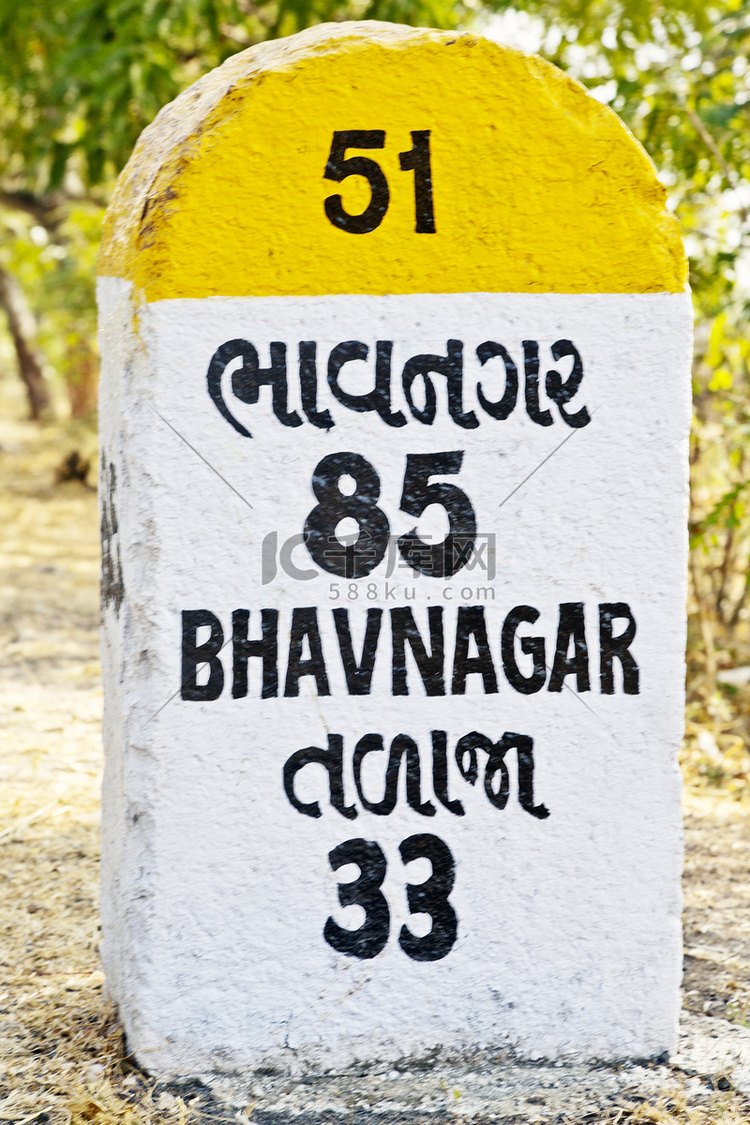 Bhavnagar 85 公里里程碑方向标志高清摄影大图-千库网