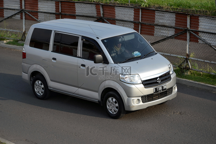 银色铃木 APV高清摄影大图-千库网