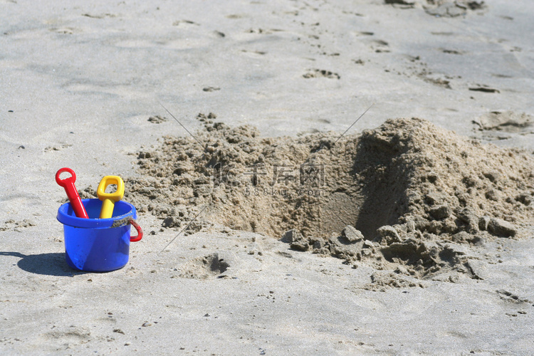 铲子、桶和沙坑高清摄影大图-千库网