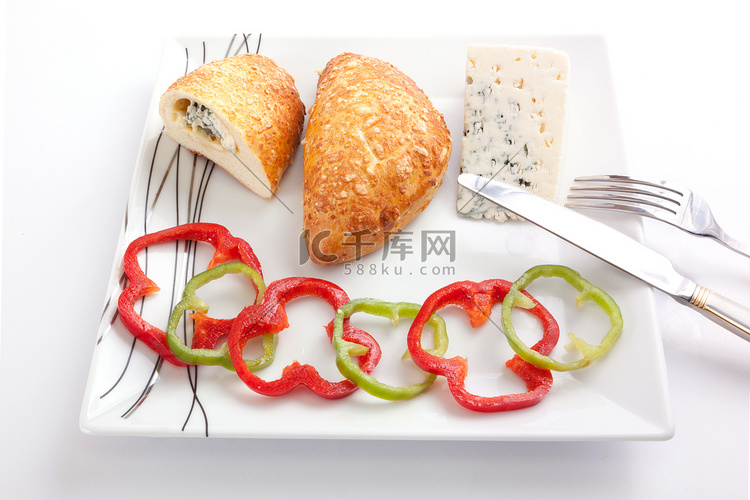 蓝纹奶酪面包高清摄影大图-千库网