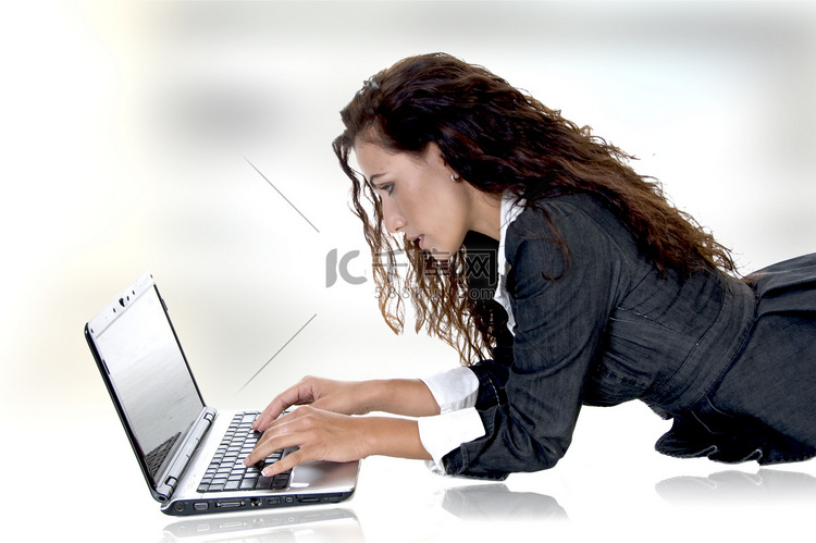 在笔记本电脑上工作的漂亮女性高清摄影大图-千库网