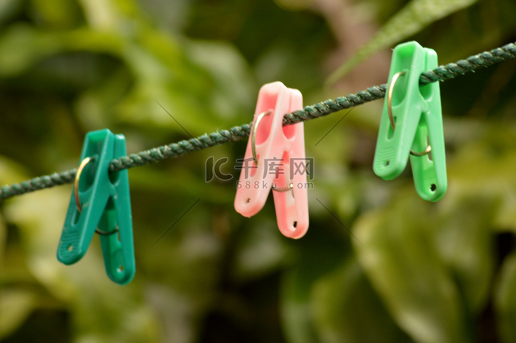 晾衣绳夹子高清摄影大图-千库网