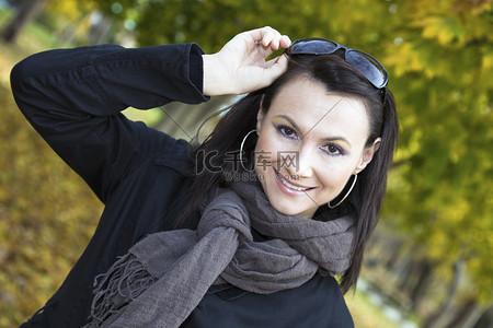 戴墨镜的女孩高清摄影大图-千库网