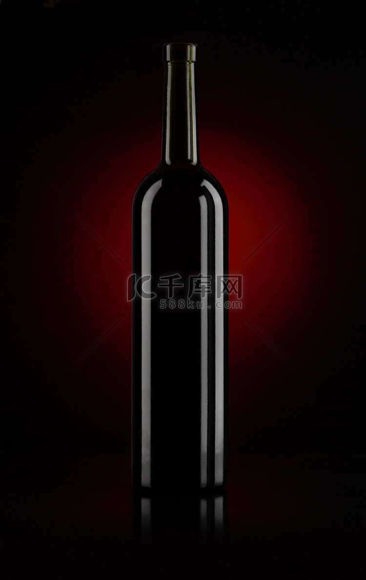 黑色背景中的一瓶红酒高清摄影大图-千库网