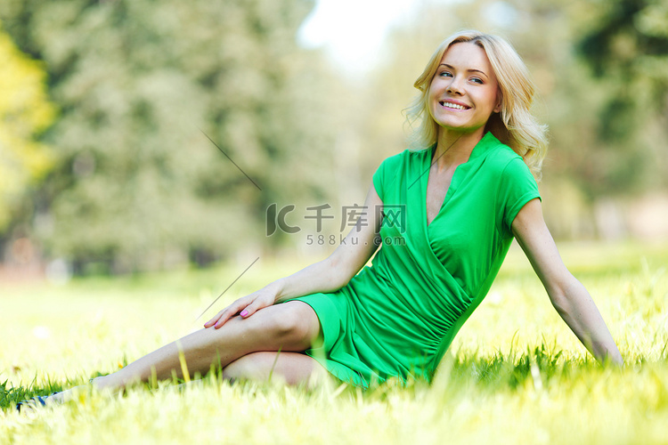 坐在草地上的女人高清摄影大图-千库网