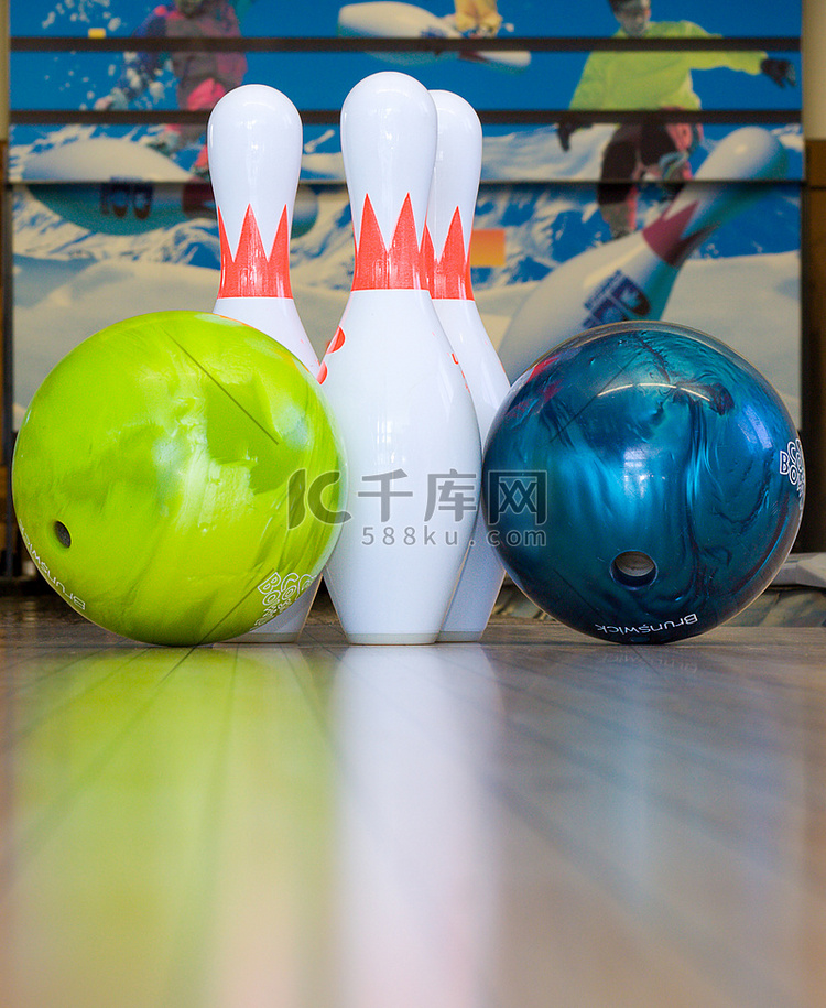 球和垃圾箱高清摄影大图-千库网