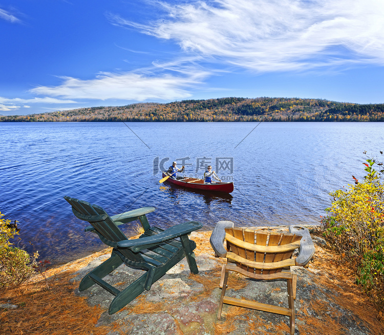 在湖上划独木舟高清摄影大图-千库网