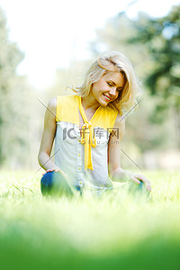 坐在草地上的女人高清摄影大图-千库网