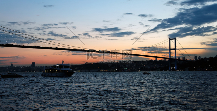 博斯普鲁斯海峡和 Bogazici Kpr 的日落高清摄影大图-千库网