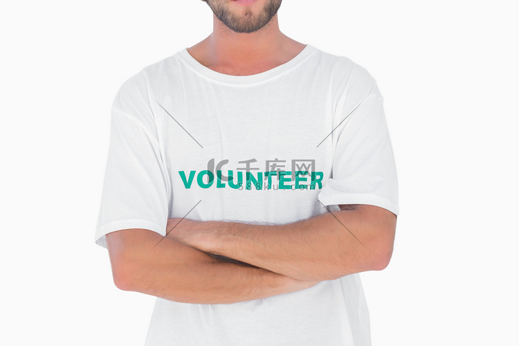 男子穿着志愿者 T 恤，双臂交叉高清摄影大图-千库网