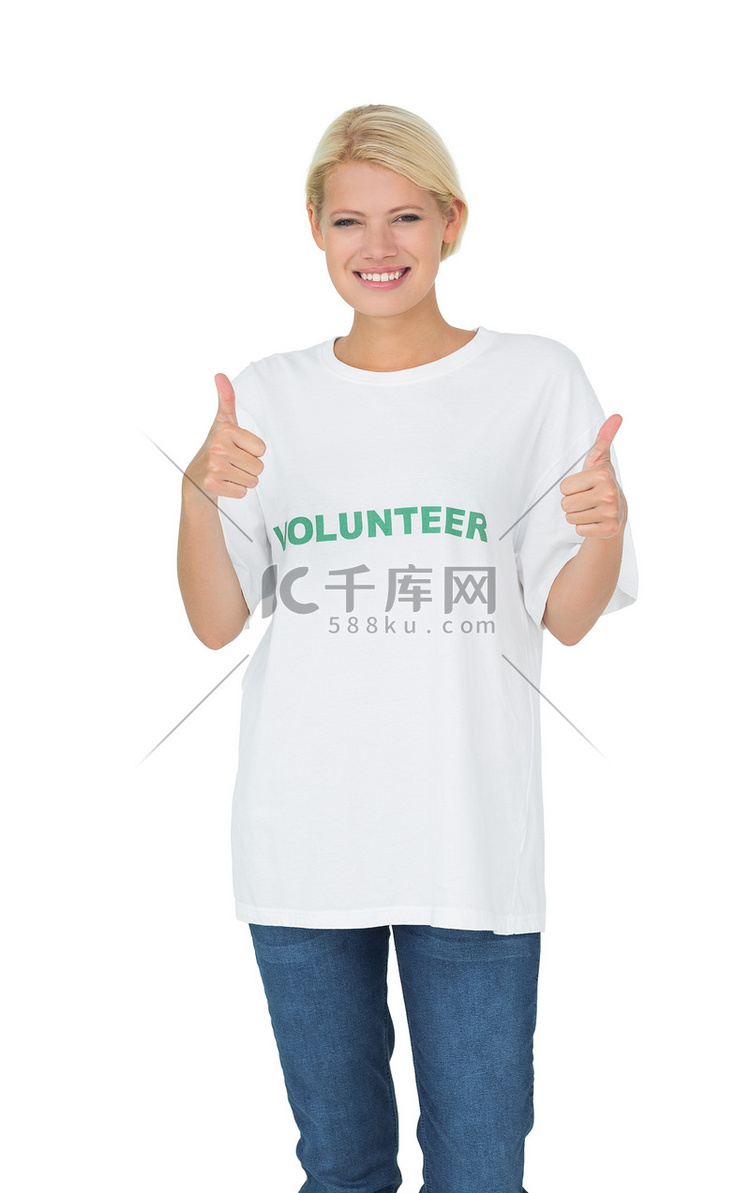 一位快乐的女志愿者竖起大拇指的画像高清摄影大图-千库网