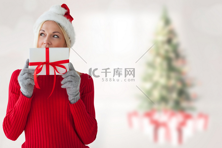 带礼物的快乐节日金发女郎的合成图像高清摄影大图-千库网