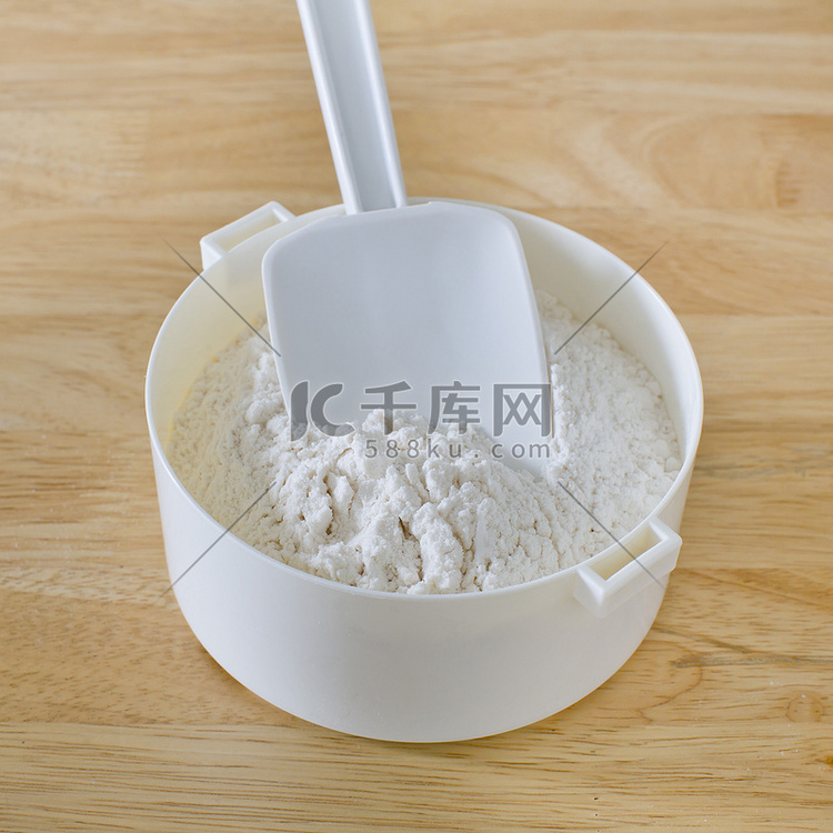 带橡胶刮刀的面包粉在木桌上与设备反应堆高清摄影大图-千库网