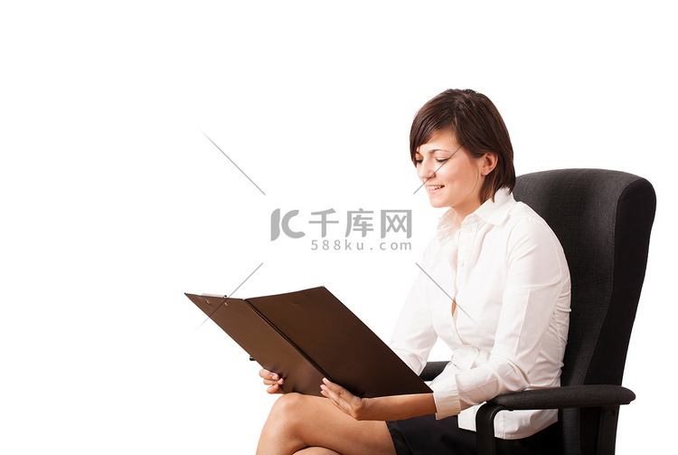 在 whteboard 上展示的年轻女子高清摄影大图-千库网