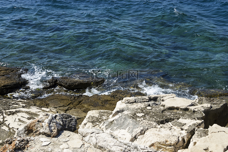 亚得里亚海的波浪高清摄影大图-千库网