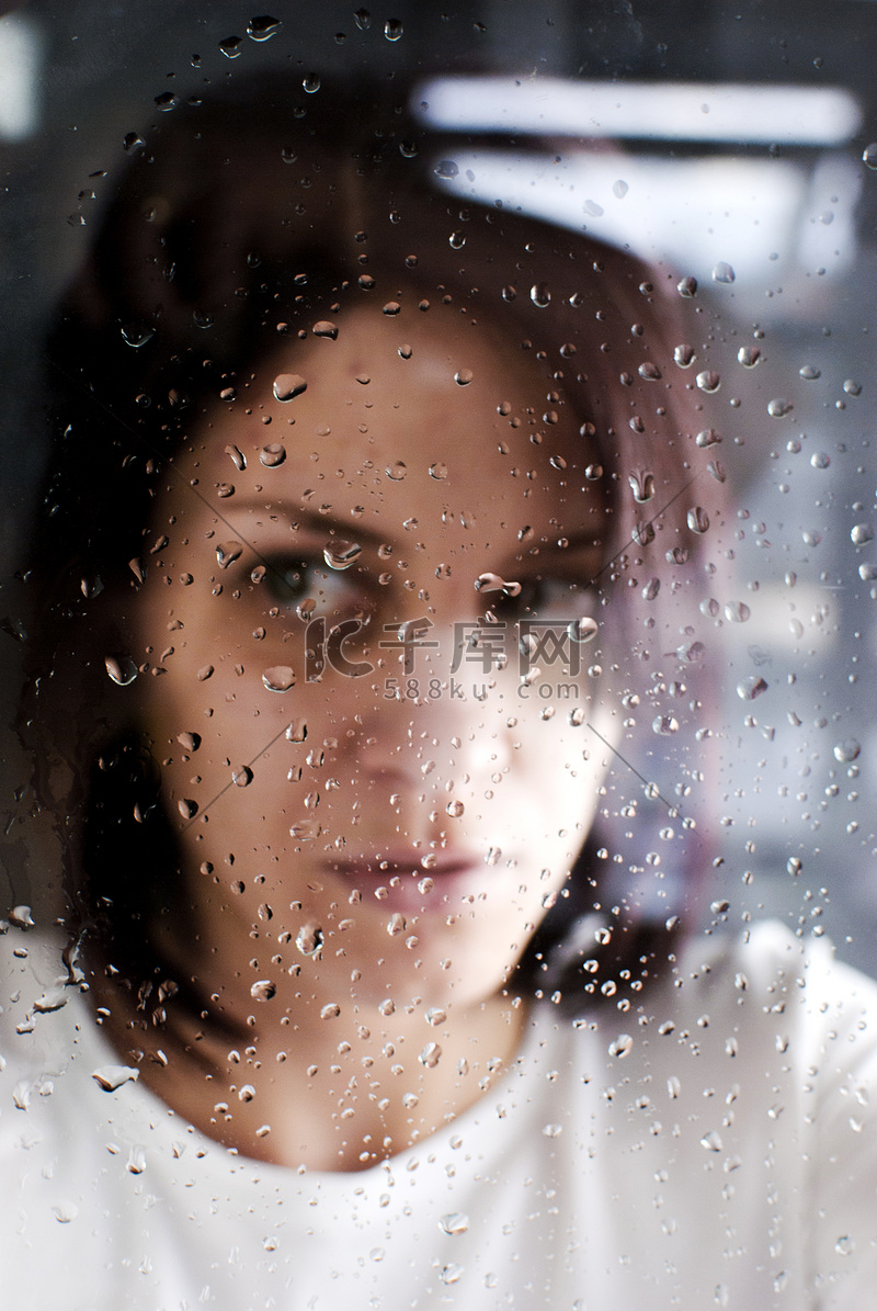 悲伤的受虐妇女高清摄影大图-千库网