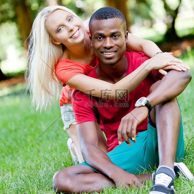 恋爱中的年轻情侣夏日乐趣幸福浪漫高清摄影大图-千库网
