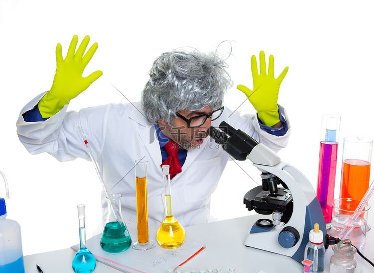 实验室显微镜的疯狂的疯狂的书呆子科学家高清摄影大图-千库网