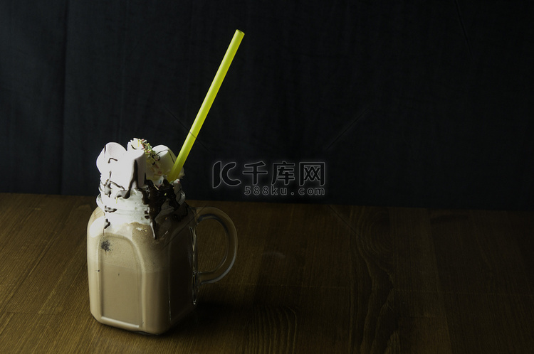 巧克力饮料和糖果中带把手的玻璃杯高清摄影大图-千库网