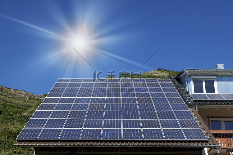 带太阳的太阳能电池板高清摄影大图-千库网