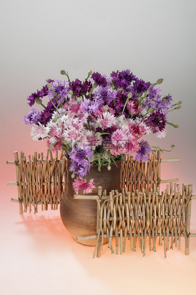 鲜花和俄罗斯民族艺术品高清摄影大图-千库网