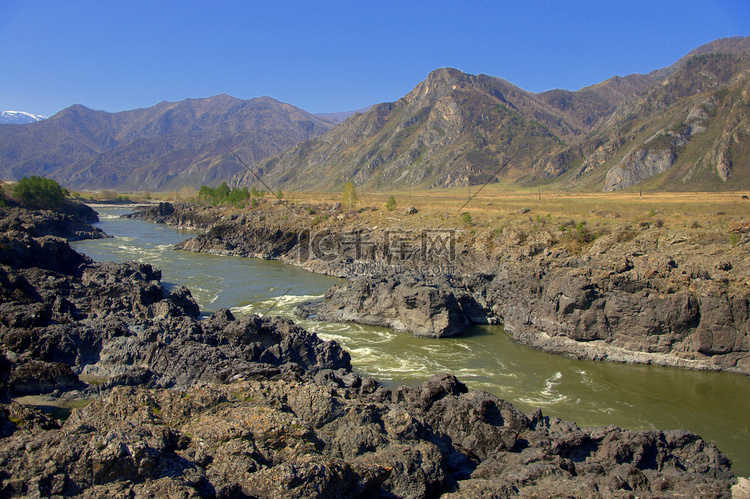 山区卡吞河 (Katun) 流淌着碧绿的海水高清摄影大图-千库网