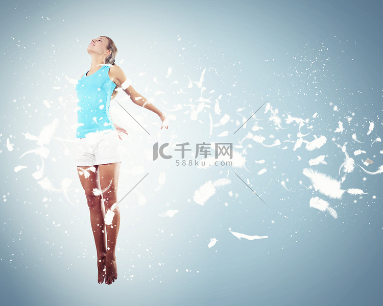 年轻的女孩漂浮高清摄影大图-千库网